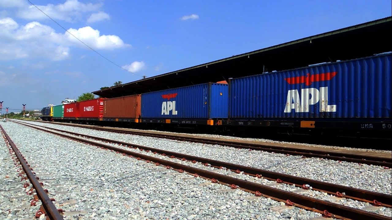 SRT : Diesel Locomotive CSR U20 (SDA3) Qishuyan No.5110 - YouTube