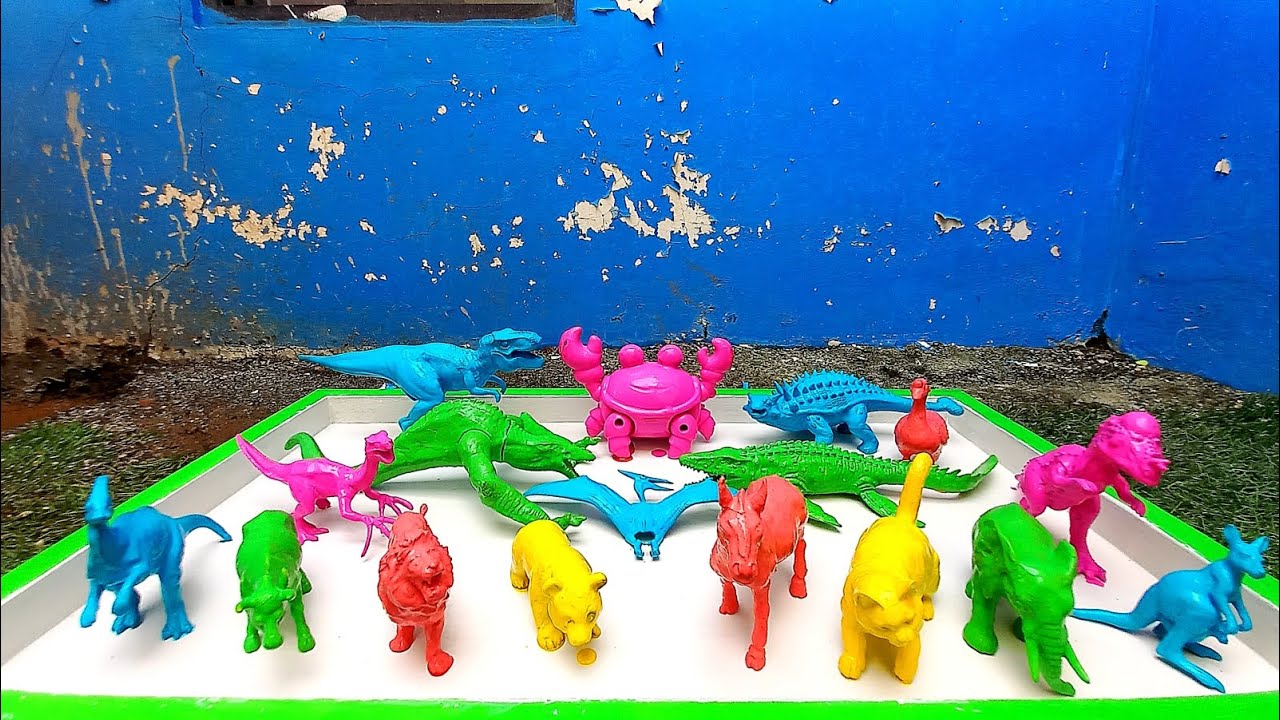 Cleaning the muddy animal toys: Skulkawler, Therezinosaurus, T-rex ...