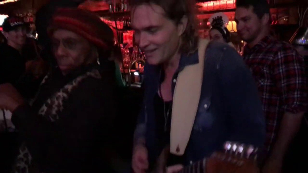 Philip Sayce. Auld Lang Syne. Cinnamon Girl. New Years Eve. 2018. - YouTube