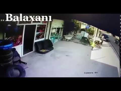 Balaxanıda ər arvadını döyür,yolu qaçaraq keçən qadınla uşağı maşın vurur