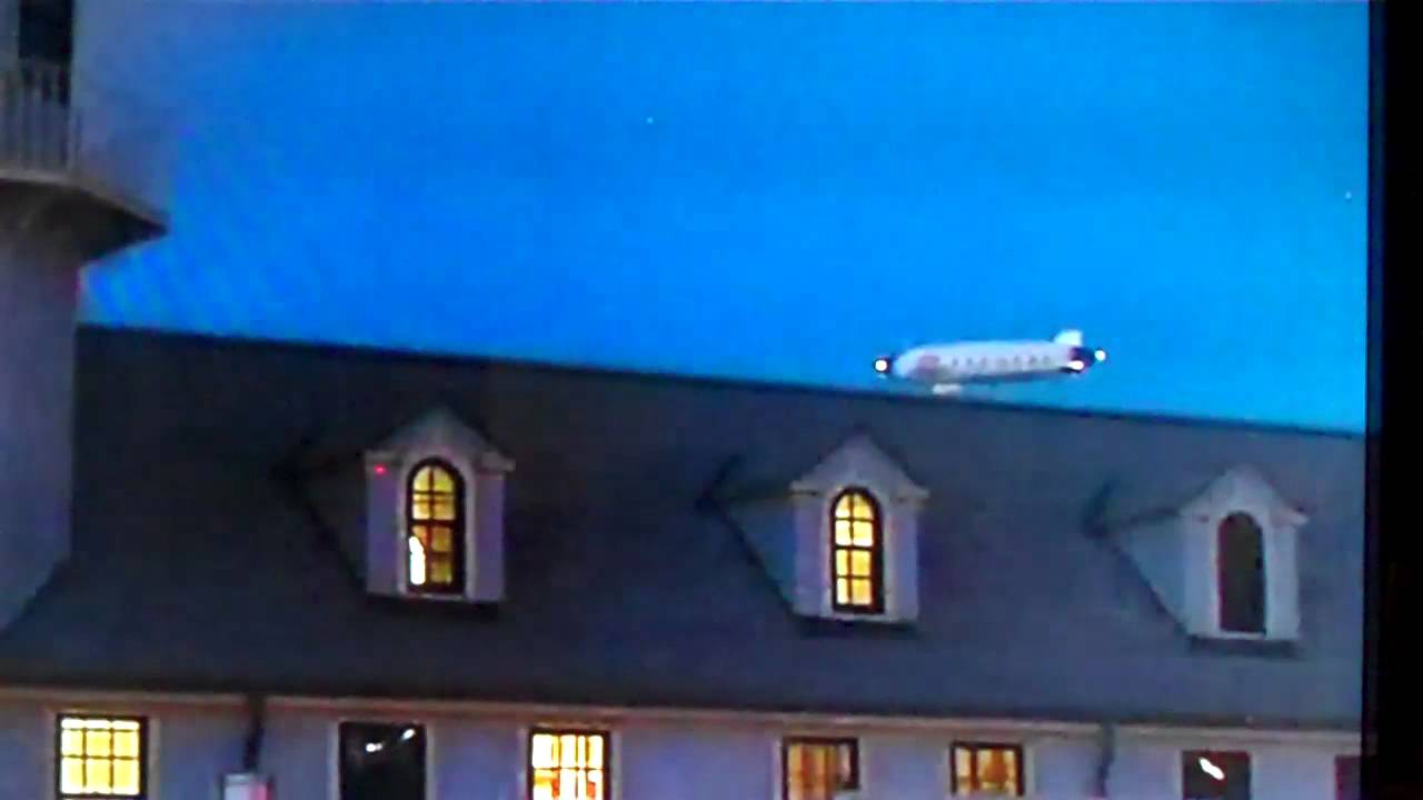 CHICAGO/ Blimp???UFO???? - YouTube