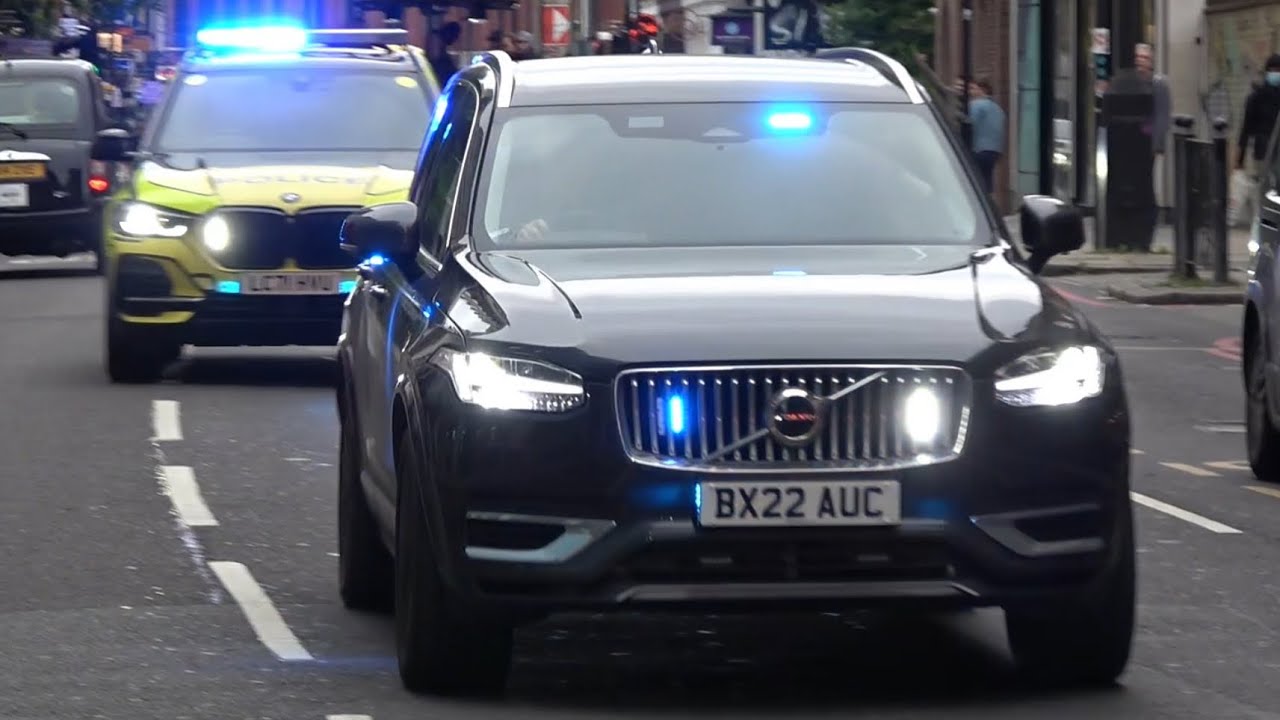 **FIREARMS CONVOY** Met Police ARV convoy responding rapidly through ...