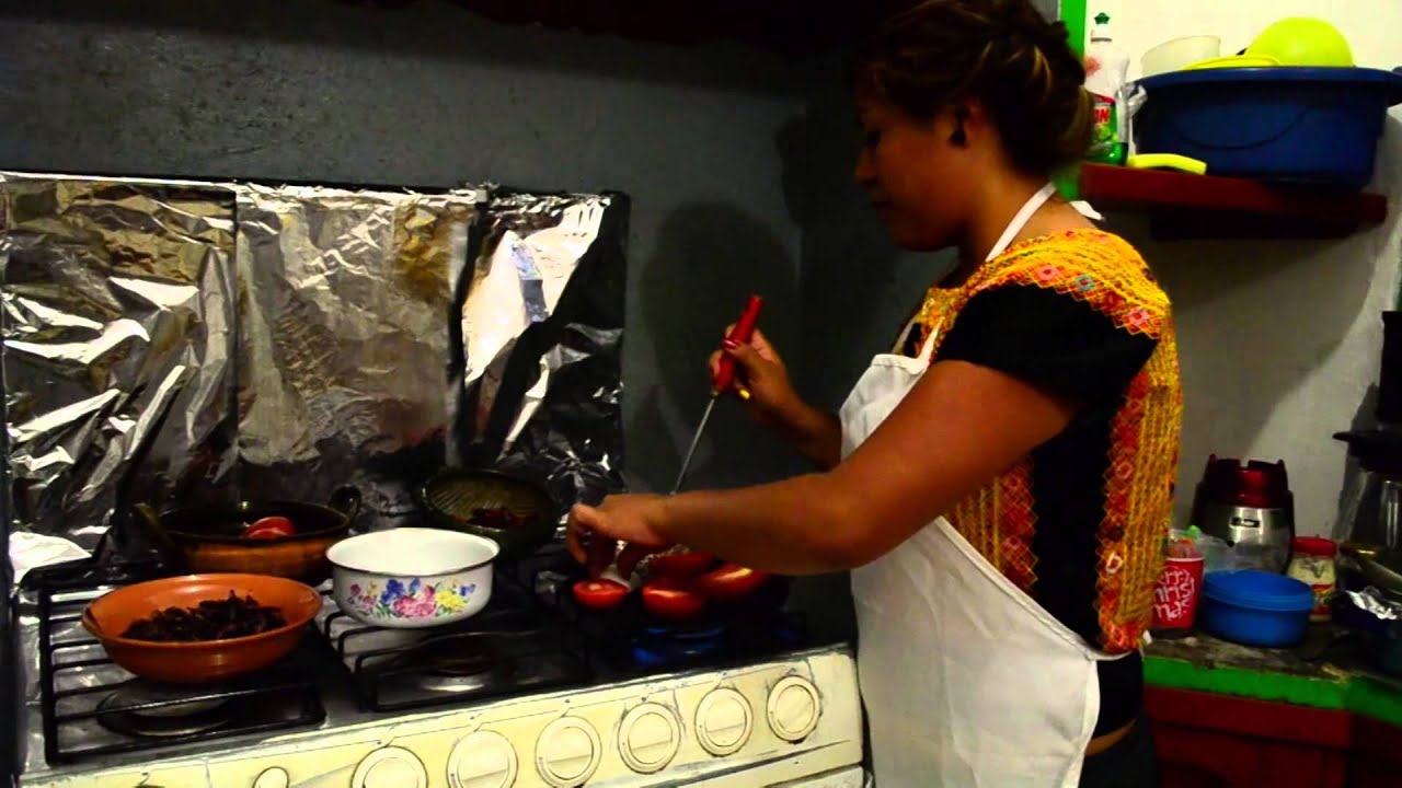 Los sabores de Luna- Salsa de Chapulines - YouTube