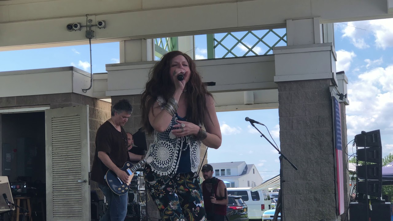 Amber Ferrari Band 2019 White rabbit - YouTube