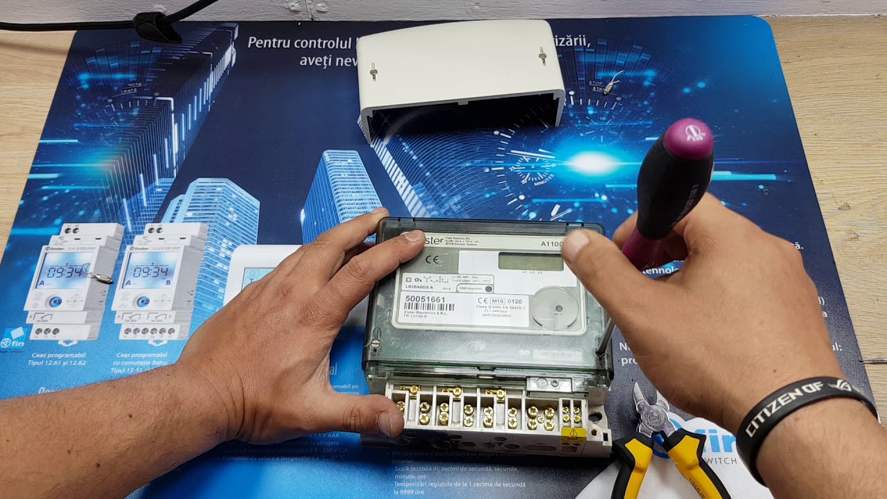 Cum arata un contor trifazat in interior? TearDown - YouTube