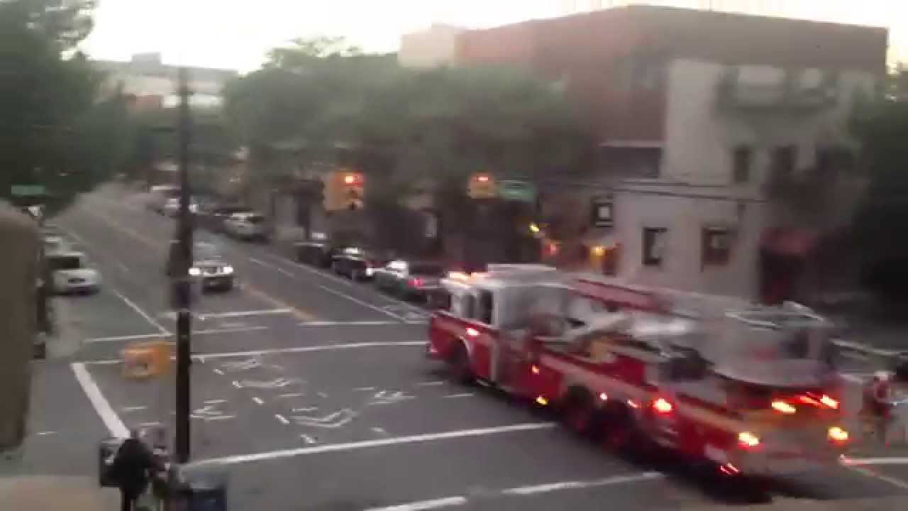 FDNY - Tower Ladder 146 Responding with Nice Airhorn Usage - YouTube