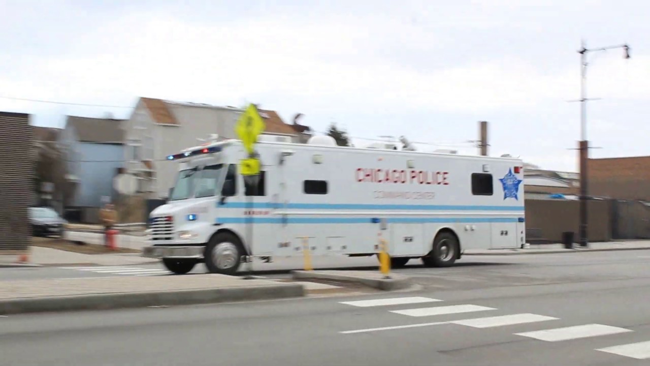 Chicago Police Unmarked Tahoe and Command Center Responding - YouTube