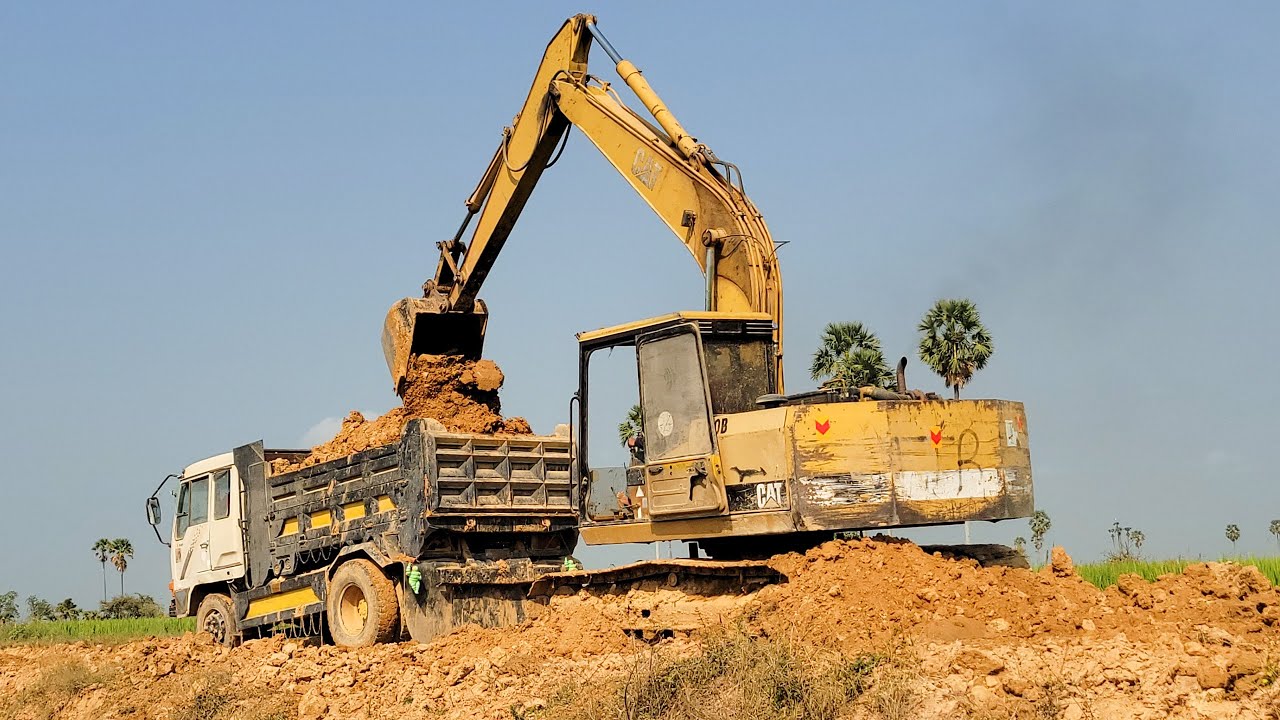 Excavator Digging Soils Putting On Dump Trucks Skill Driver - YouTube
