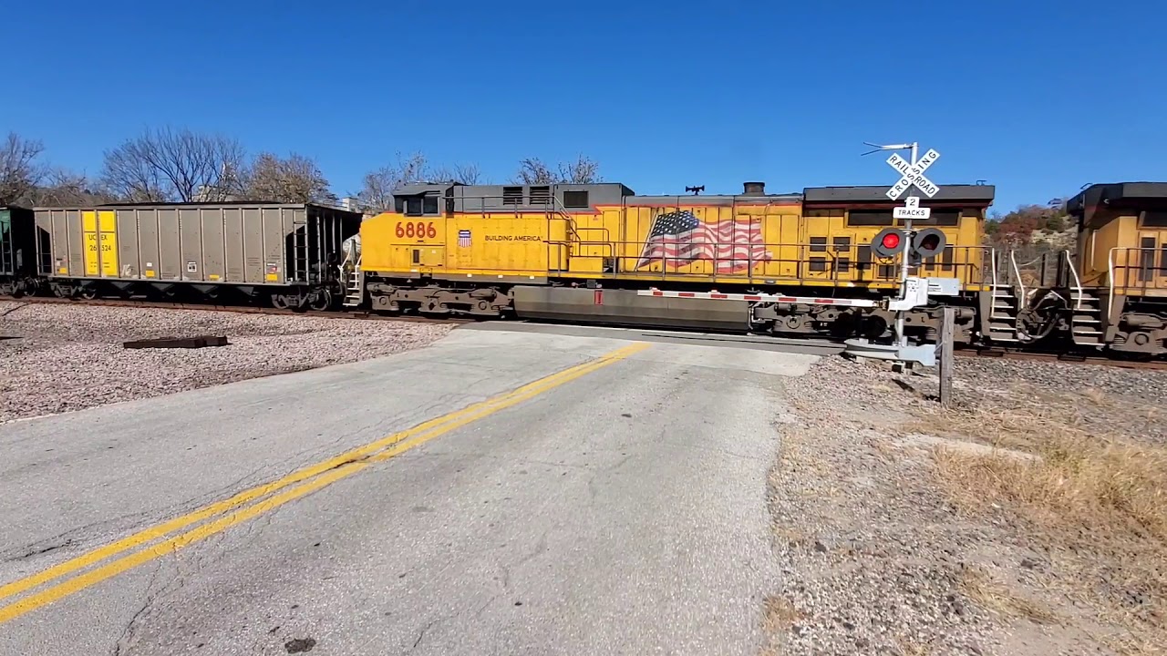 MONSTER COAL ALERT! A massive UP 2X3X2 double loaded coal train flies ...