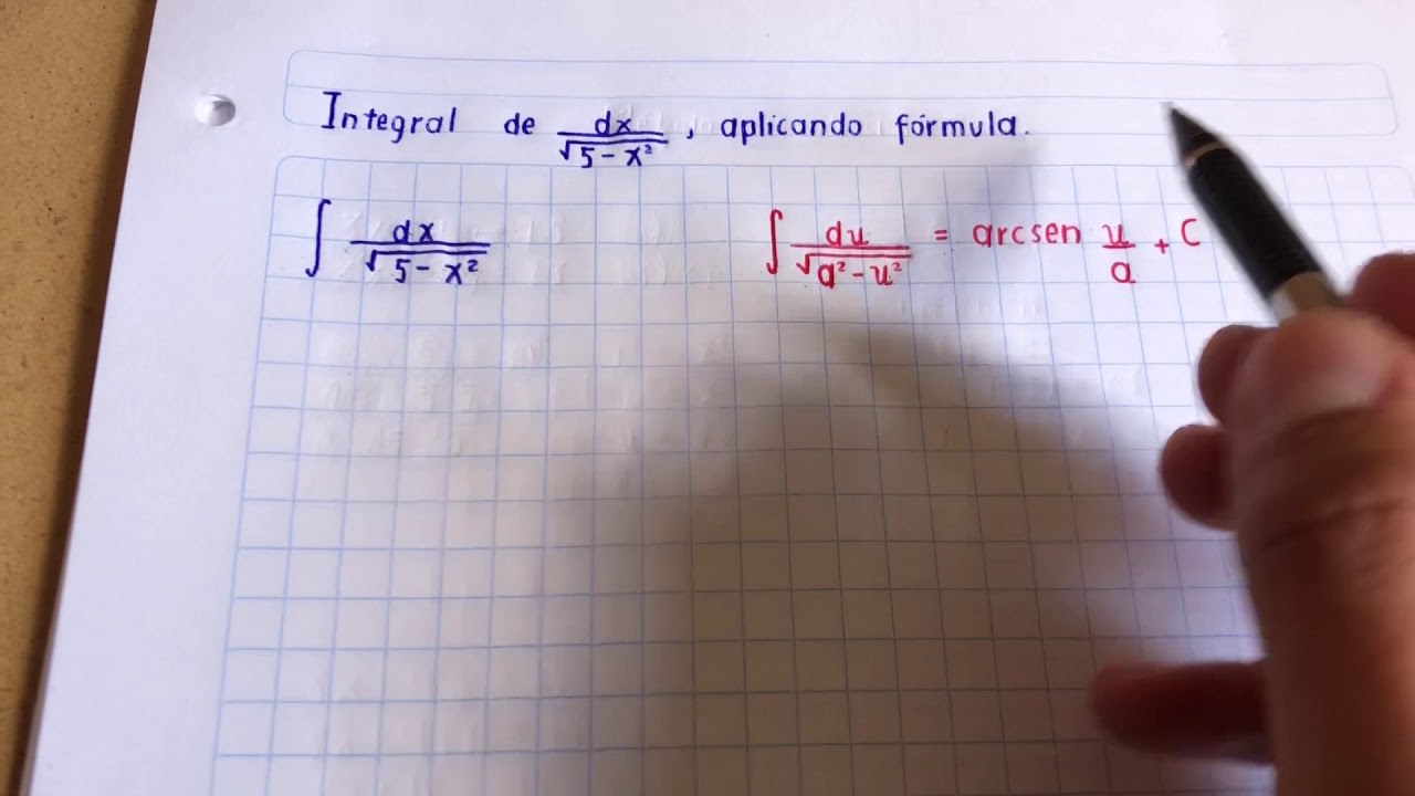 Integral de dx entre la raíz cuadrada de 5-x^2, aplicando fórmula ...