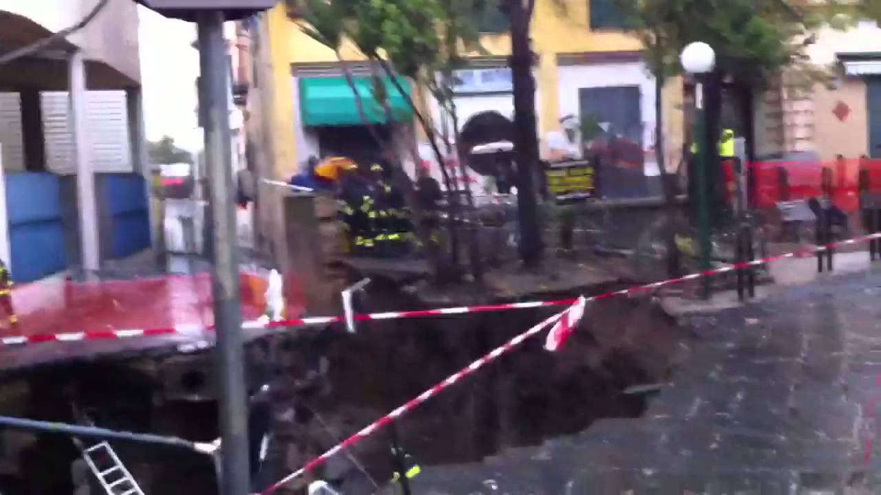 Miano Napoli crollo fognature. - YouTube