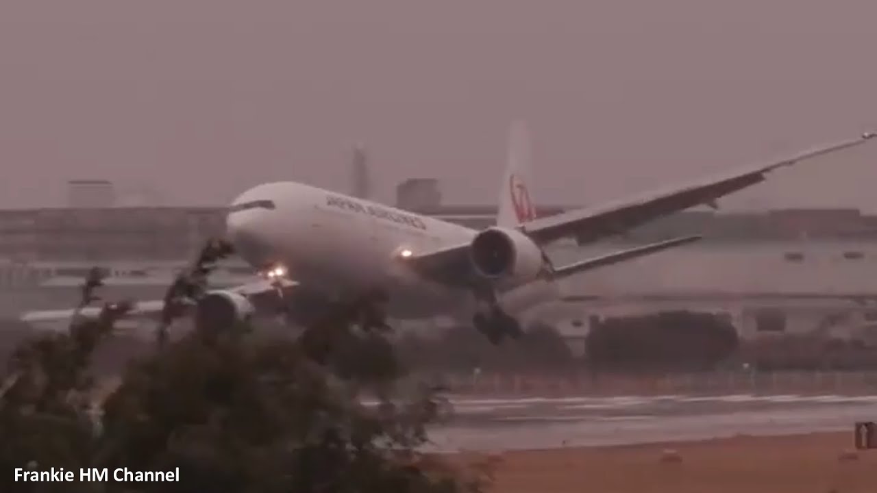 A Plane go around due to heavy crosswind - YouTube