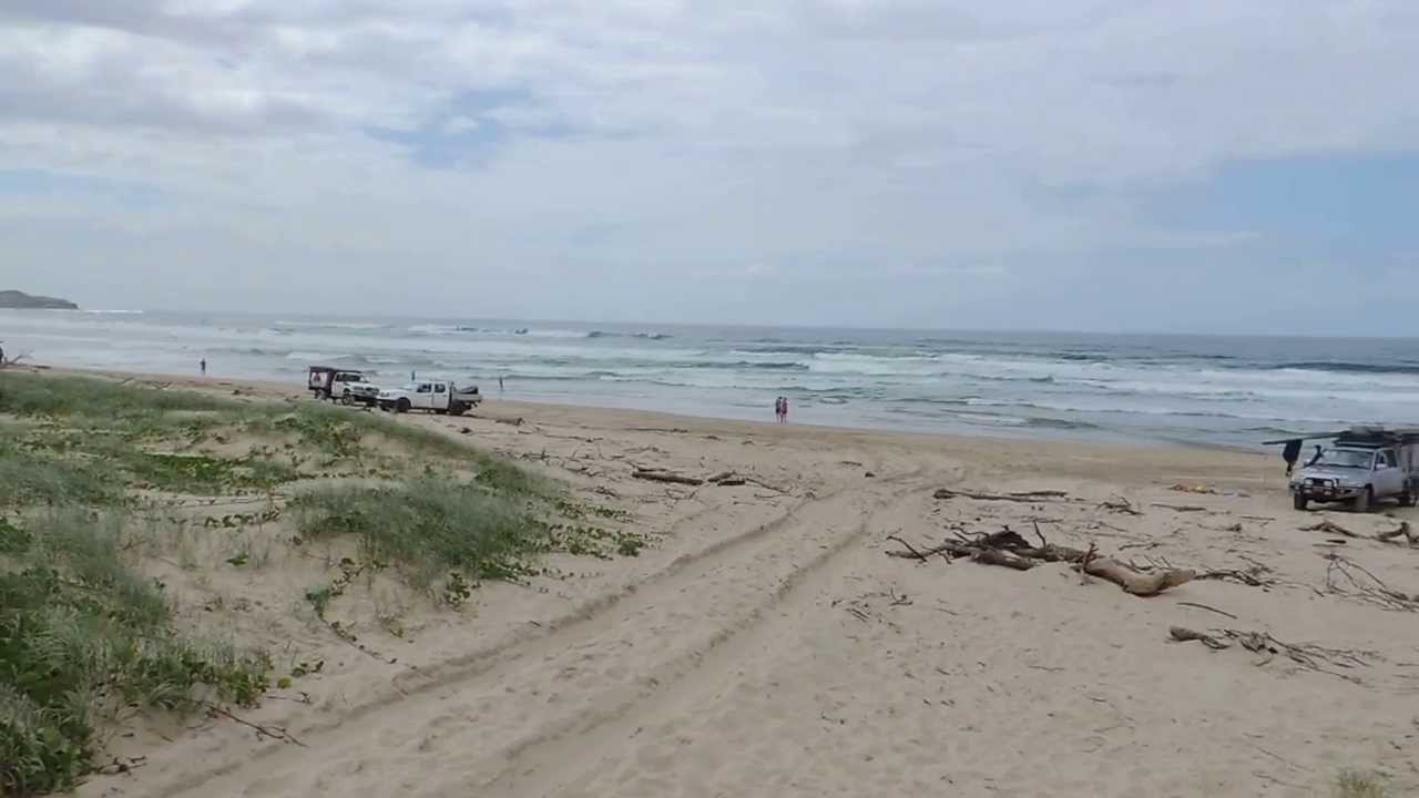 4WD access Iluka Beach, Dog Friendly Beach - dogexplorer.com.au - YouTube