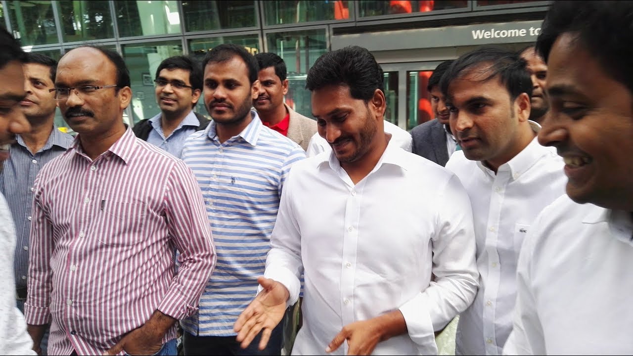 YS Jagan Mohan Reddy in London Airport || Grand Welcome to Jagan in ...