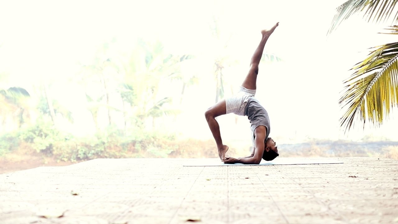 Sthira Sukham Asanam/True-strength vinyasa Yoga demonstration by Vinay ...