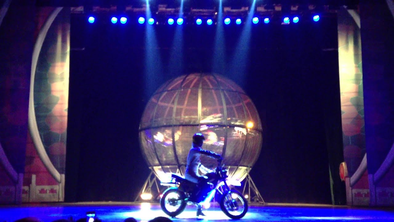 Iron ball with 8 bikes, Sichuan Circus in Beijing. Mai 2013 - YouTube