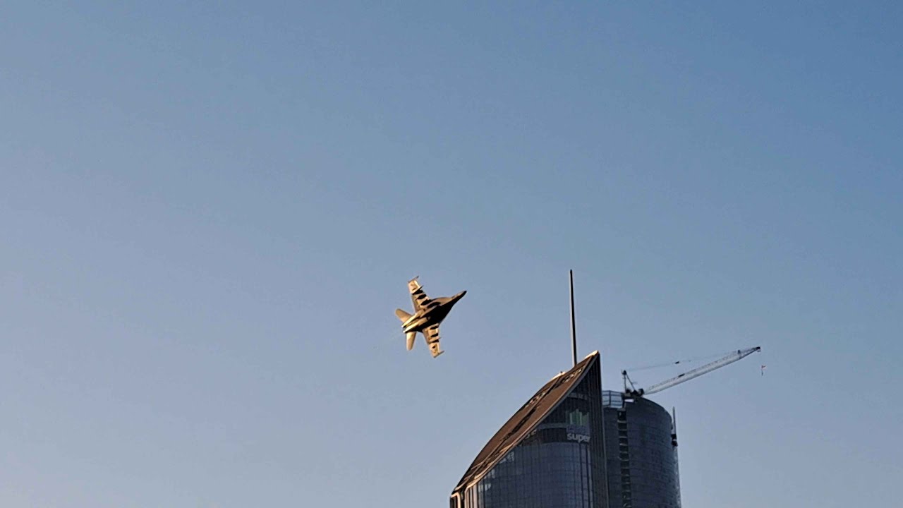 River Fire RAAF F-18 Flyover. - YouTube