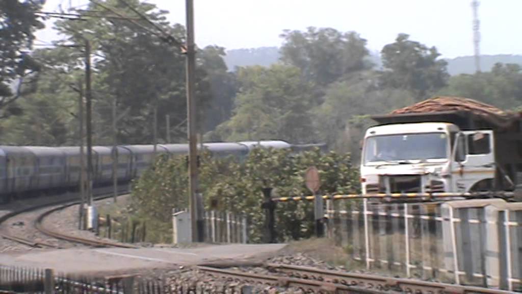 Accelerating WAM-4 Loco on the curve - YouTube