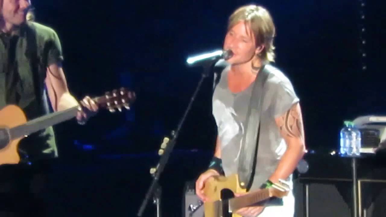 Keith Urban Blue Ain't Your Color CMAfest Nashville - YouTube