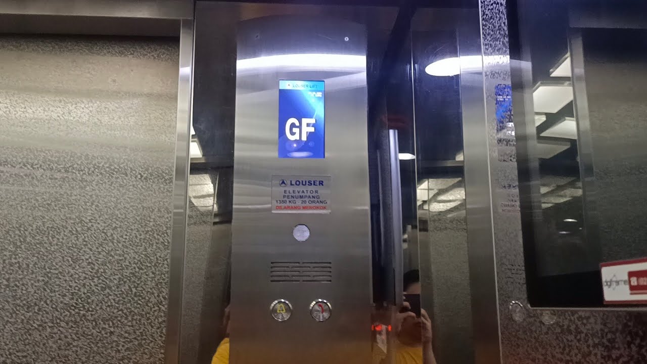 Louser Traction Elevators at Sarinah Thamrin, Jakarta (Mall) - YouTube