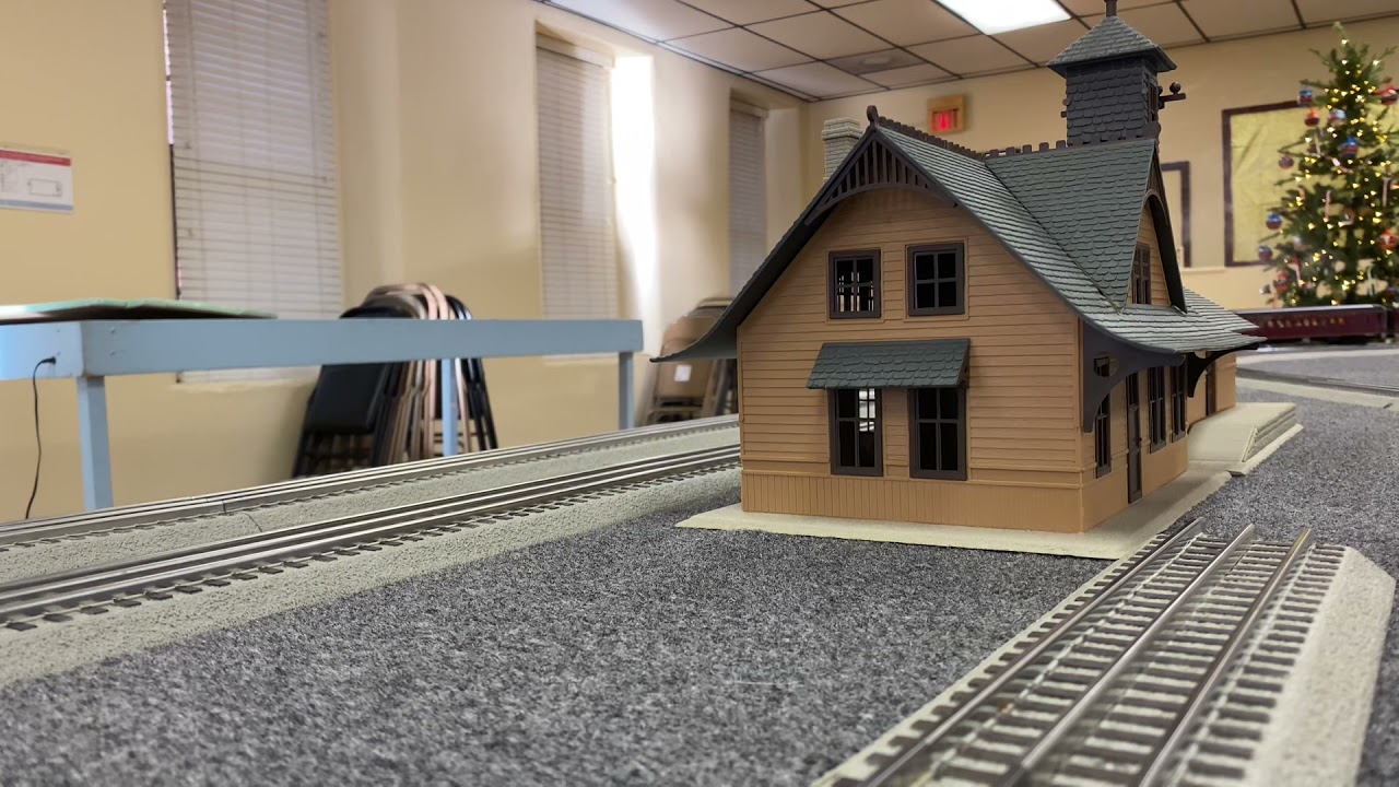 Lionel 611 passing by a Rico Station at the AMROC Christmas show - YouTube