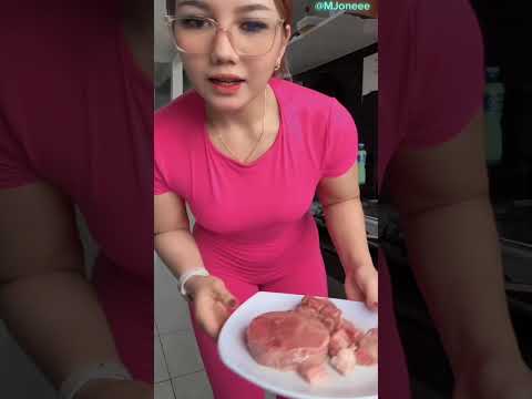 Tante lagi masak daging sapi
