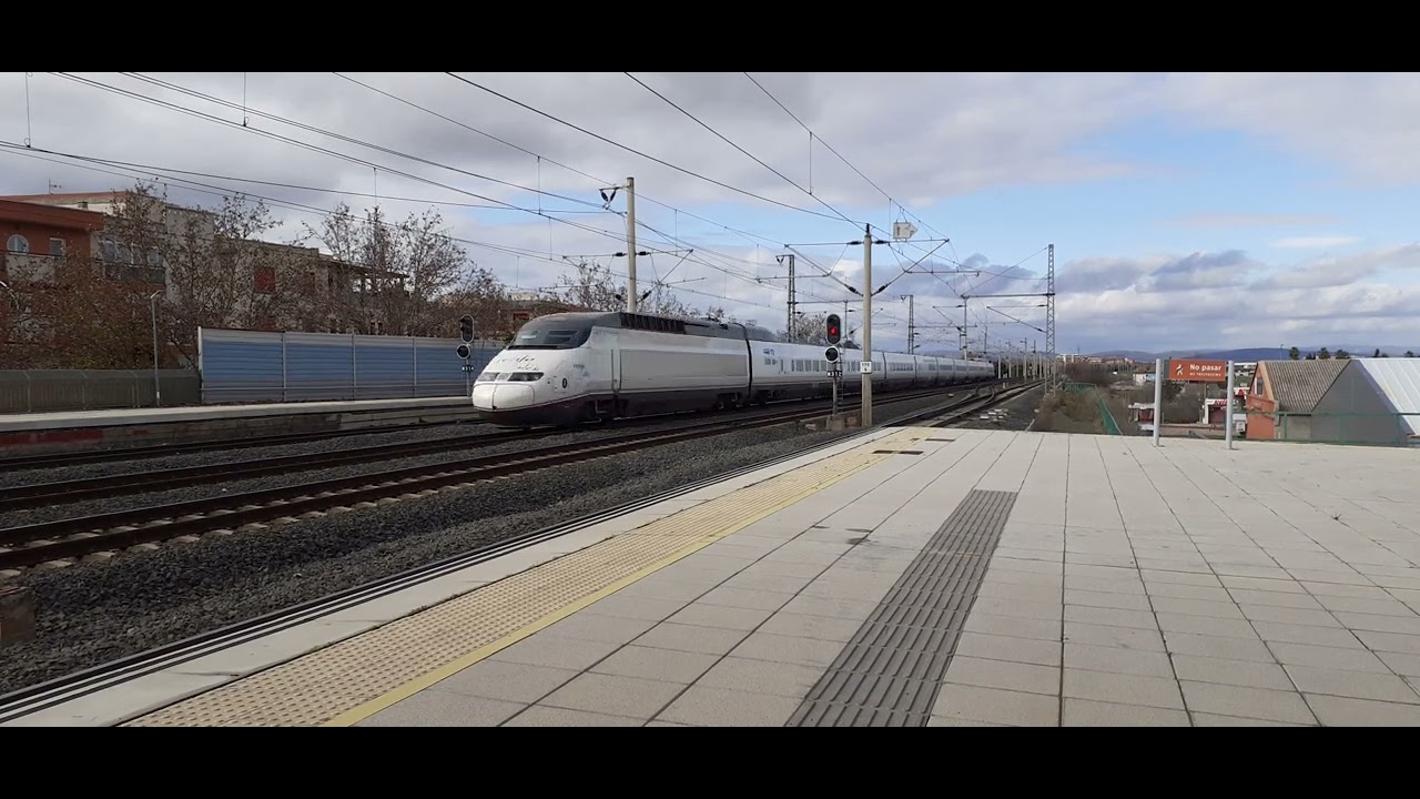 Renfe AVE S100 a toda velocidad pasando por Ciudad Real - YouTube