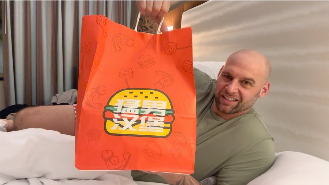 EATING IN BED!! 😋🛌 MACHO BURGER! (Chinese fast food) - YouTube