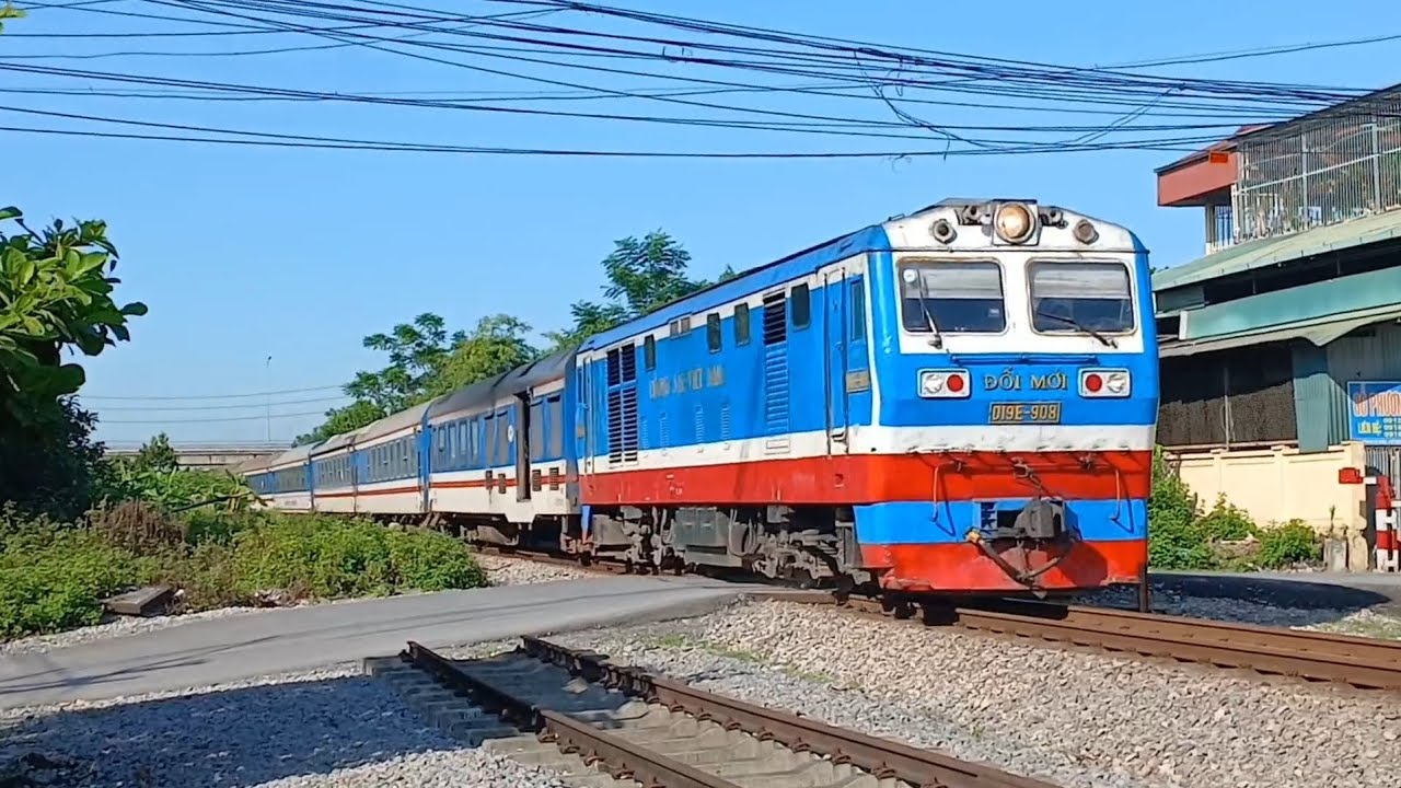 D19E-908 kéo tàu SE12 vào ga Ninh Bình - YouTube