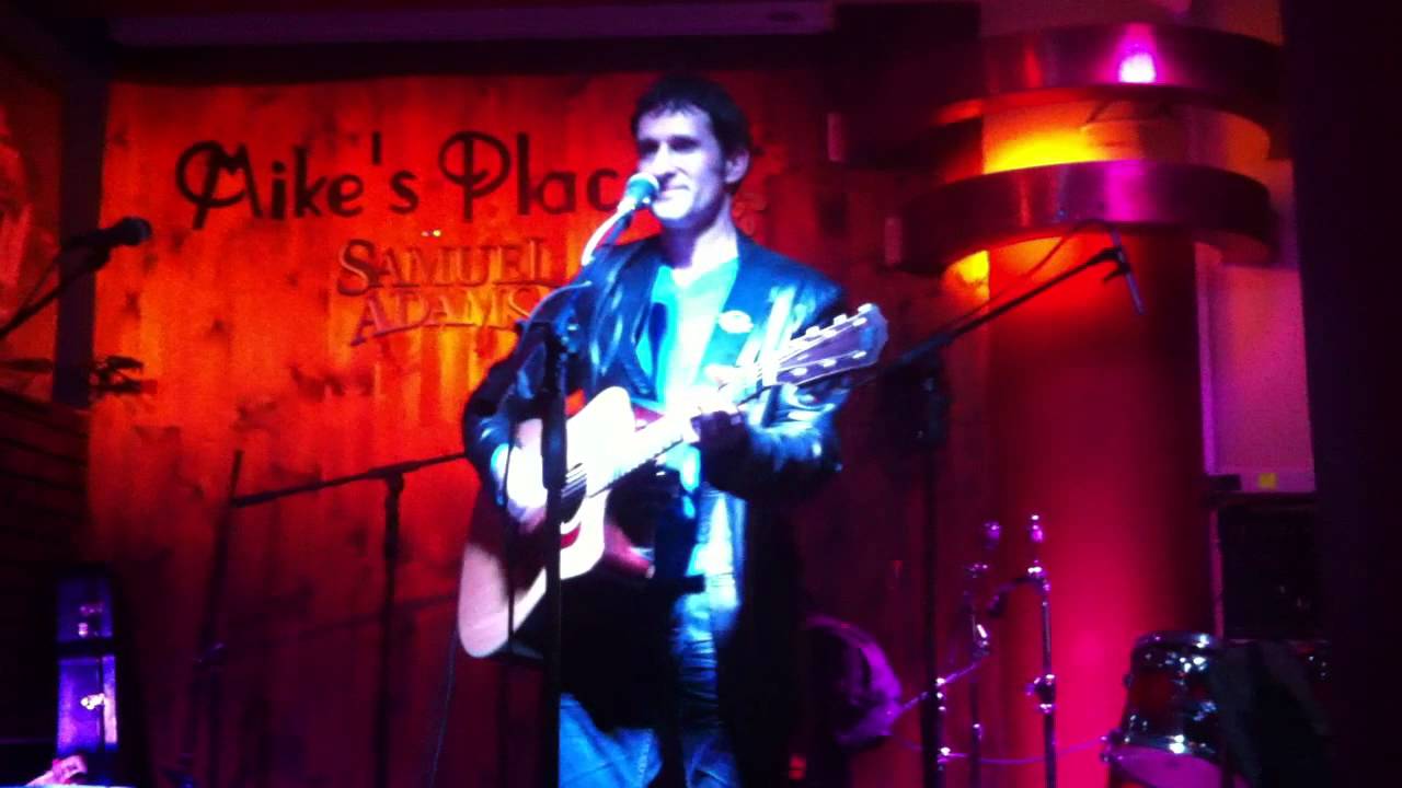 Dave Carroll - "United Breaks Guitars" live in Mike's Place - Jerusalem ...