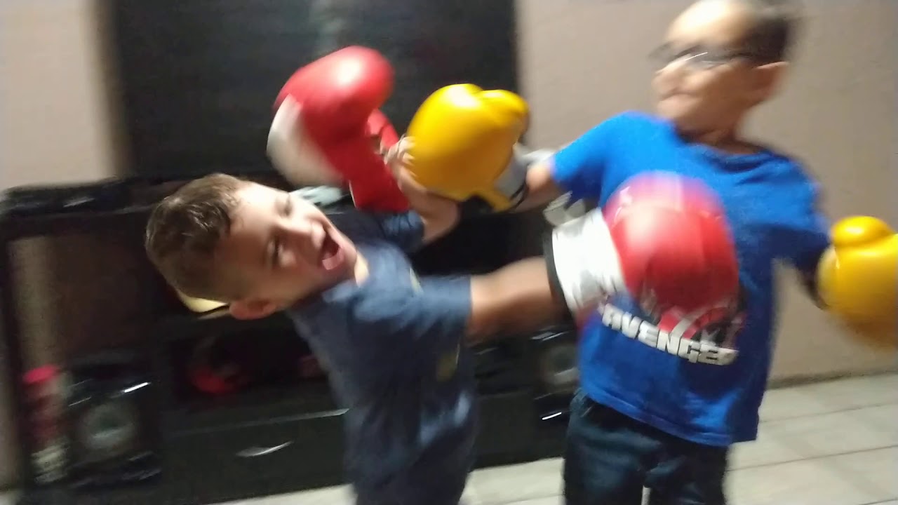 Pelea de box entre hermanos - YouTube