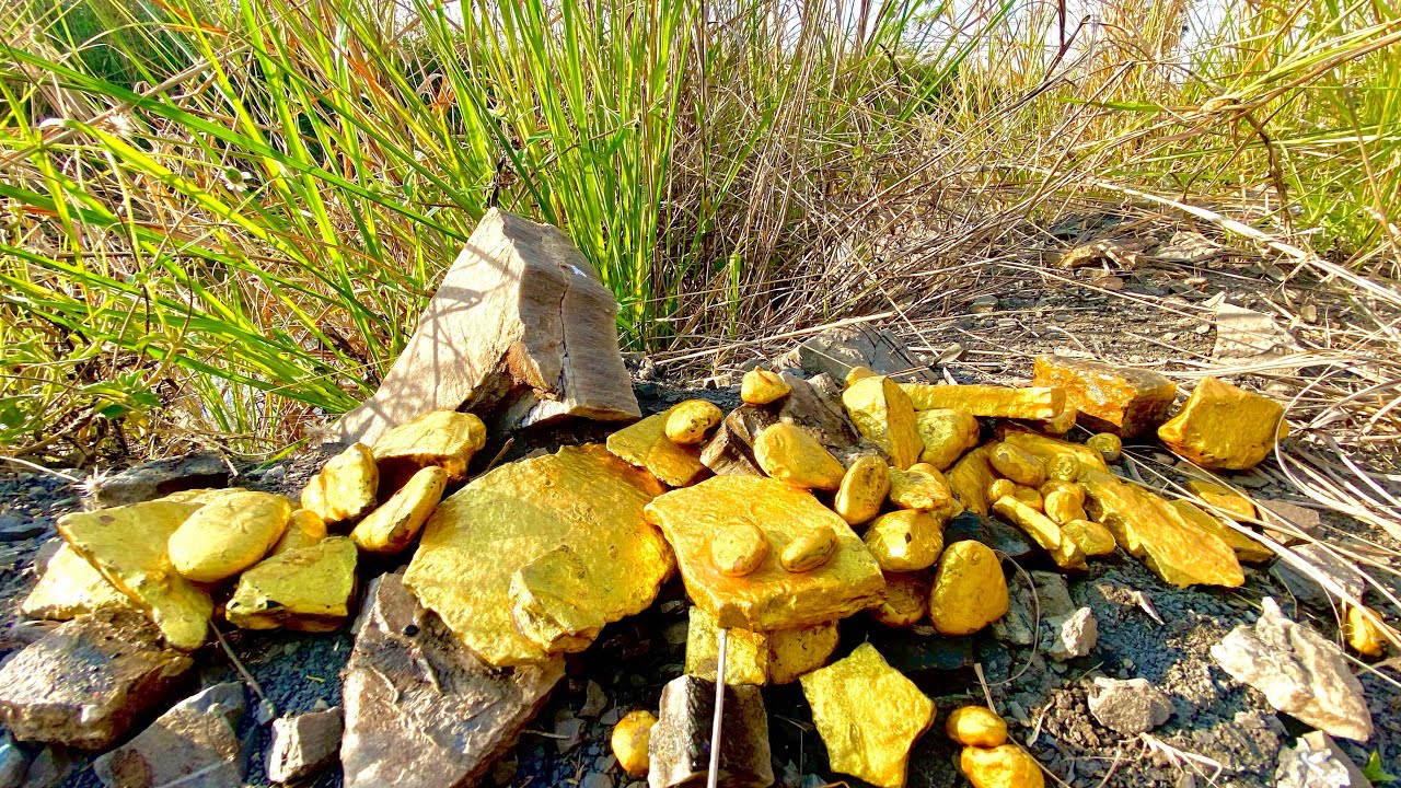 Top finding gold underground with black stone a lot of gold-am founding ...