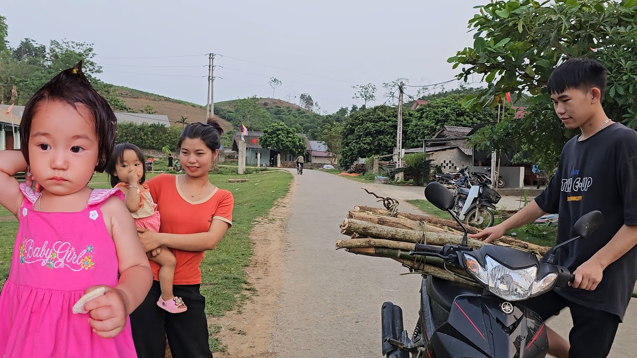 A single mother selling firewood meets a kind guy who helps her - YouTube