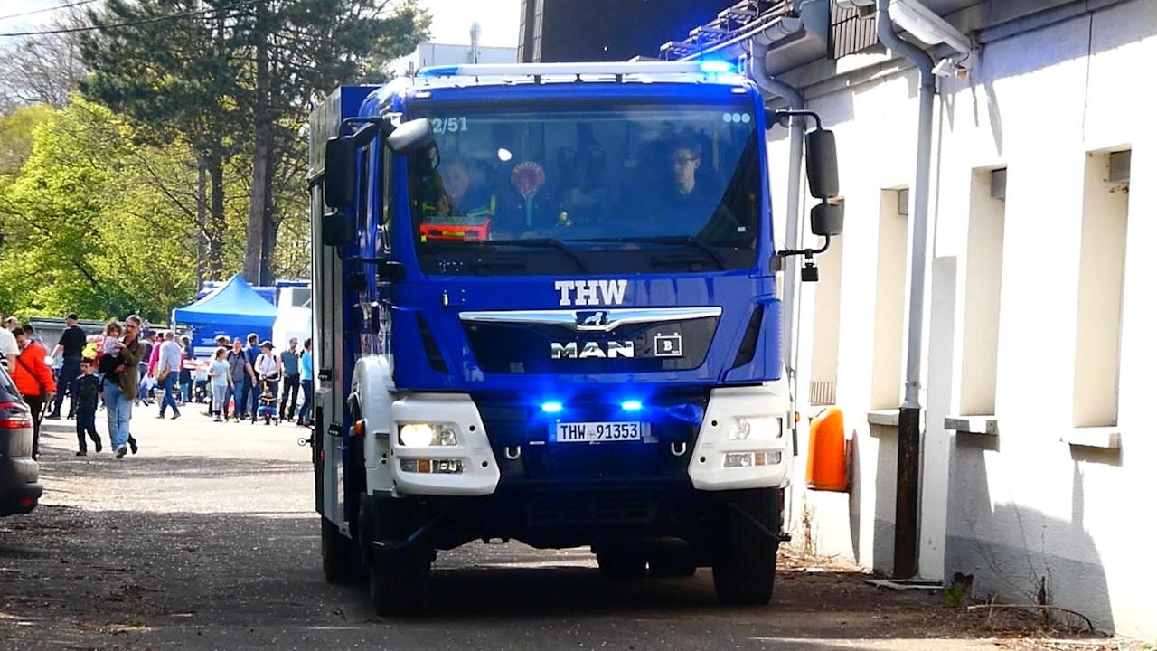 GKW THW Ludwigsburg mit Hornwechsel - YouTube