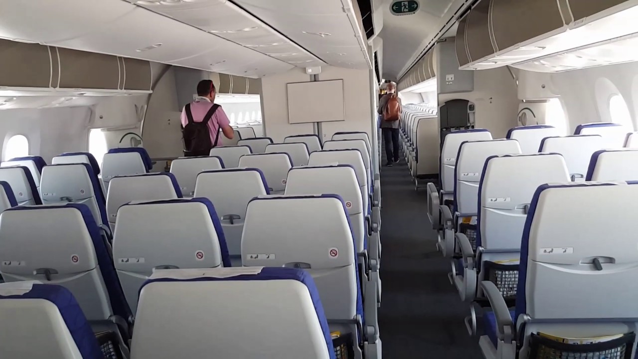 Το 787 Dreamliner της Scoot ενώνει Σιγκαπούρη και Αθήνα - YouTube
