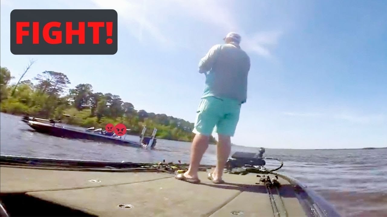 Angry Boaters Try To Fight On The Water! - YouTube