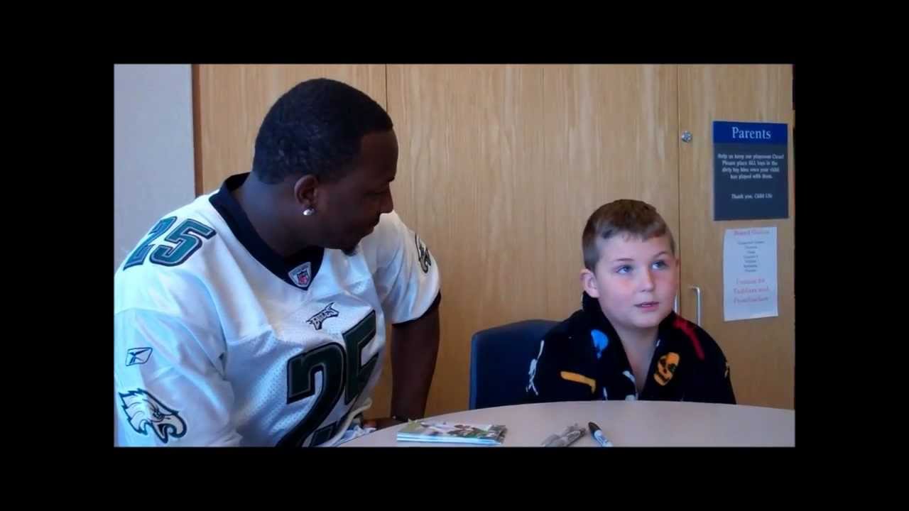 Philadelphia Eagle LeSean McCoy visits Penn State Hershey Children's ...