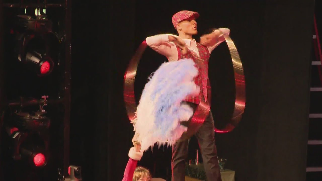 'Magical Cirque Christmas' takes stage at CIBC Theatre - YouTube