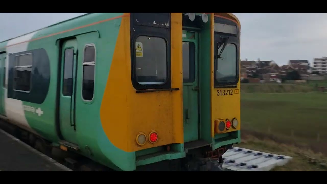 Southern class 313 arriving and terminating at Seaford. - YouTube