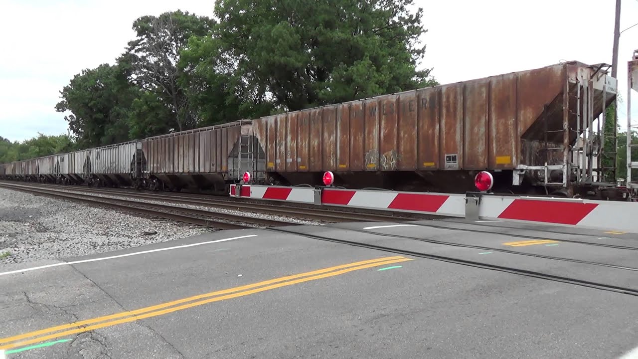NPBL 5259 pulling NS 57K at east end of Portlock - YouTube