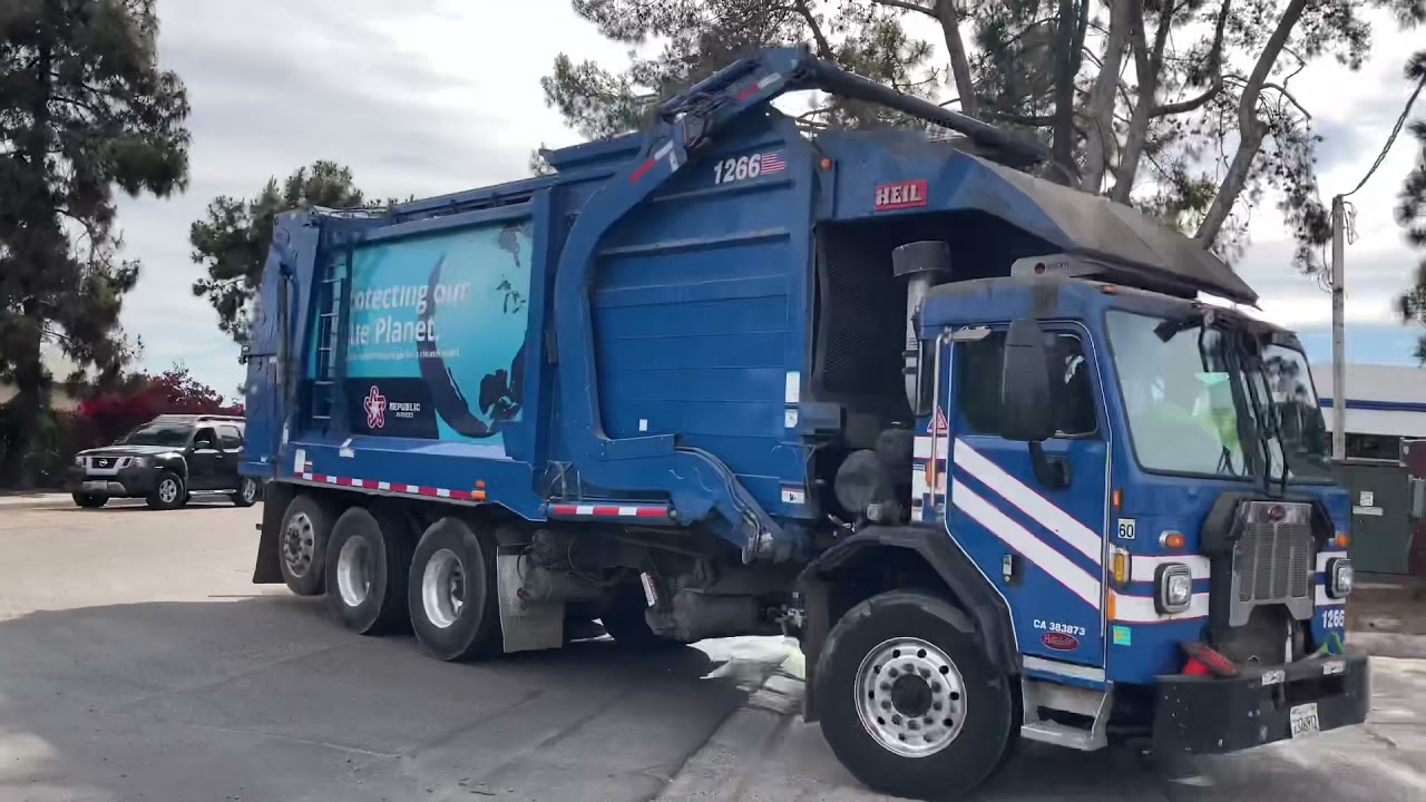 Republic Services Garbage Trucks Going Back to The Yard - YouTube