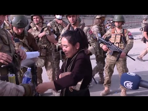 Türk askeri Kabil'deki kontrol noktasında annesinden ayrı düşen Hadiya bebeğe şefkat elini uzattı