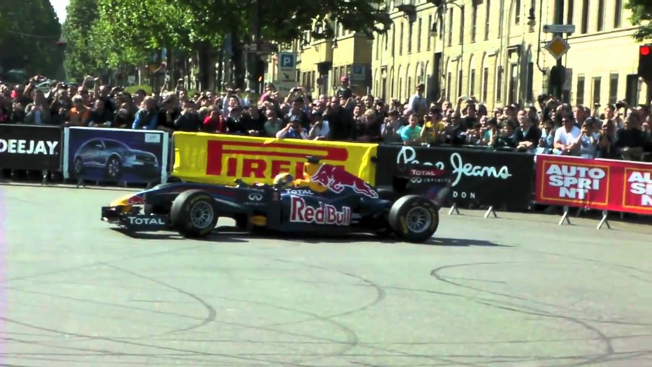 Red Bull F1 Show Run 2011 Torino - burnout - YouTube