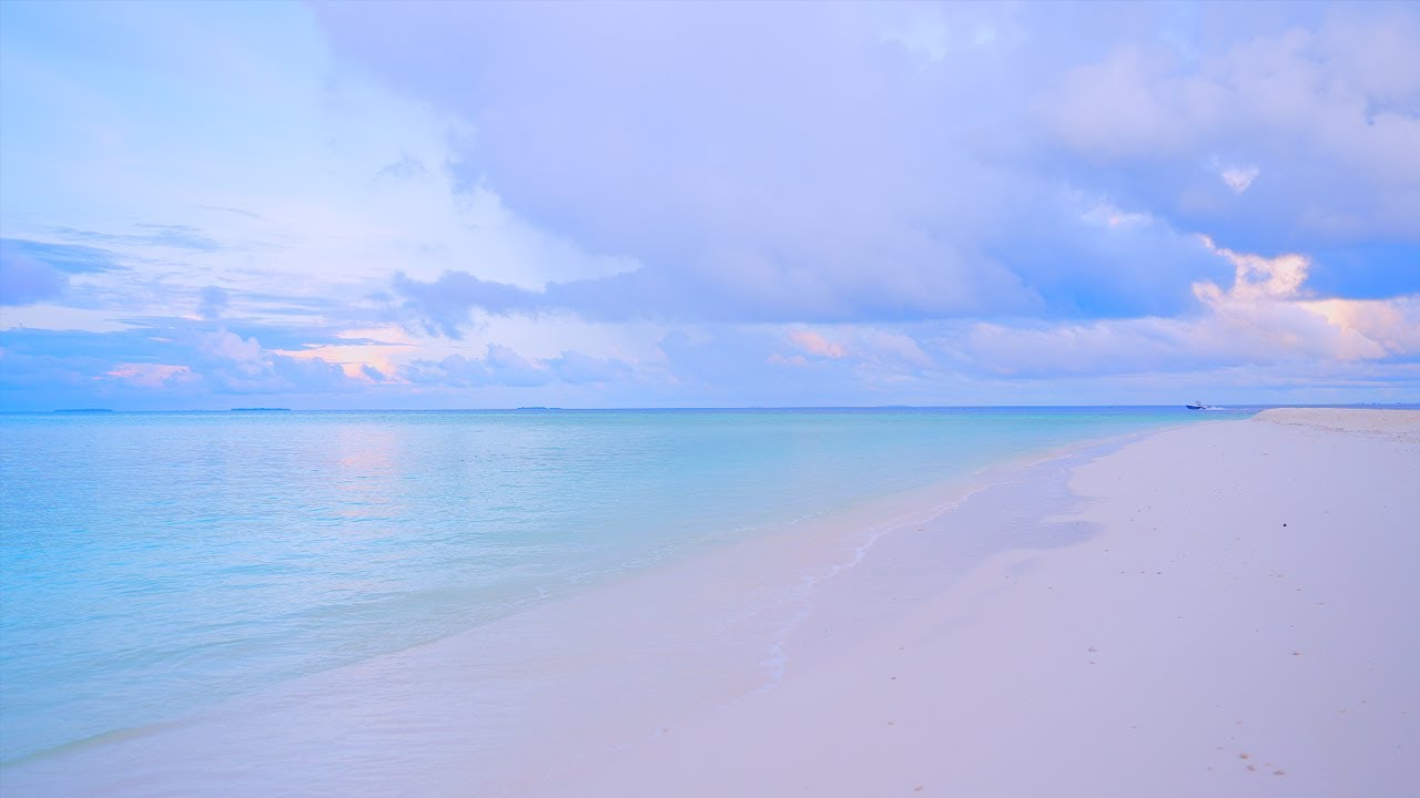 Gentle Waves on The Luxury Beach in Maldives. Ocean Ambience 4K - YouTube