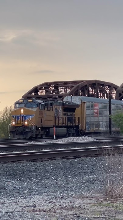 UP 2696 solo leads a Autorack train through Blue Island Junction - YouTube