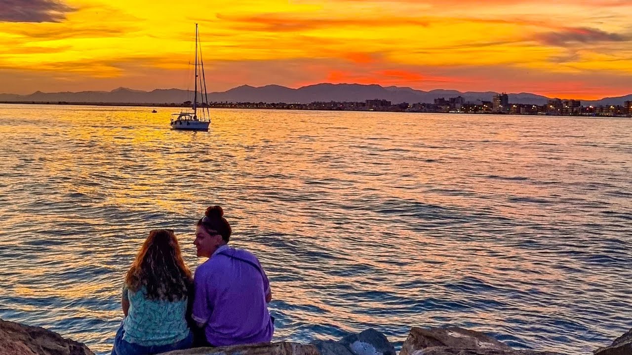 Acest apus de soare este magic, melodia E o minune cândsoarele apune,o ...