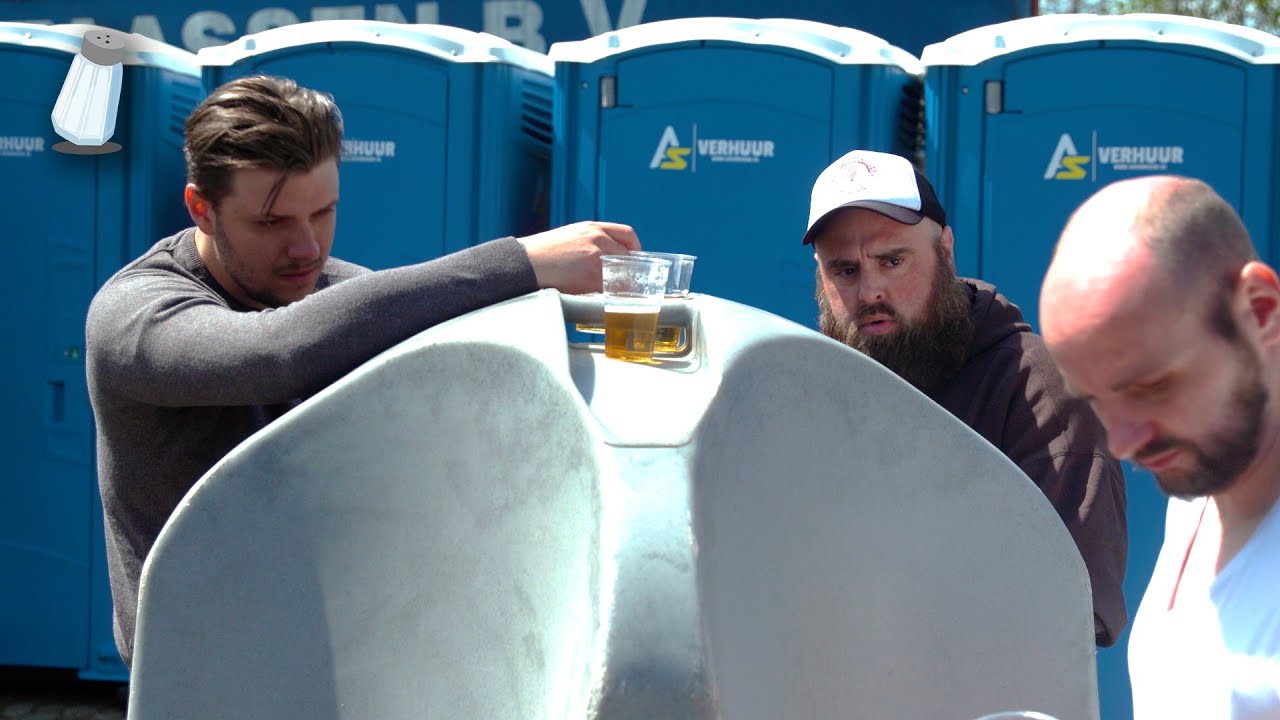 Pisbak vol met bekers is 'n natte broek - Ongezout - YouTube