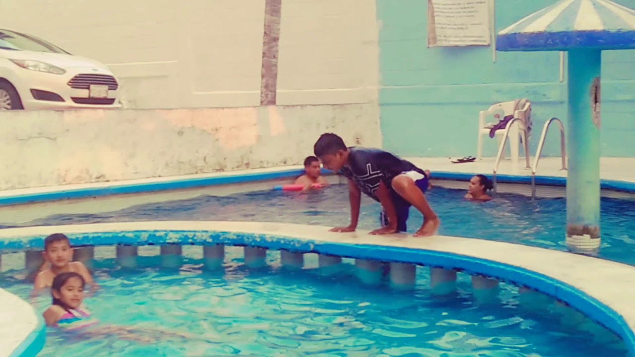 Gran clavado en alberca niño de 12 años - YouTube