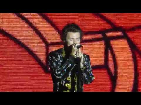 Harry Styles ~ Meet Me in the Hallway and walk to the B Stage (HD)