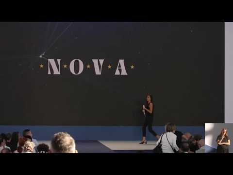 Standing ovation per Conte sul palco dell’evento Nova del Movimento 5 Stelle